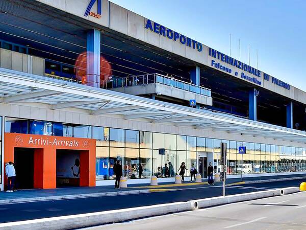 What are the international airports in Sicily?